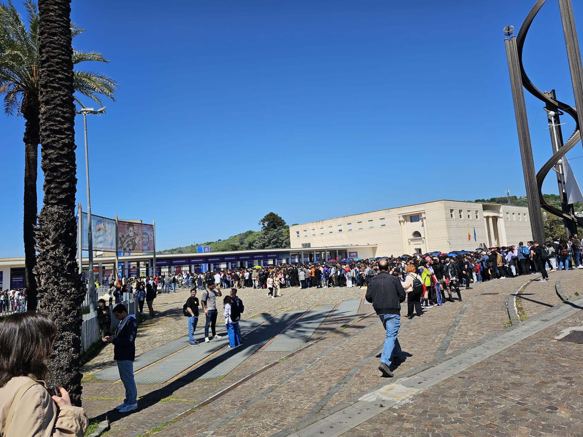 Comicon al via, folla ai cancelli: oggi gli attori di Mare Fuori