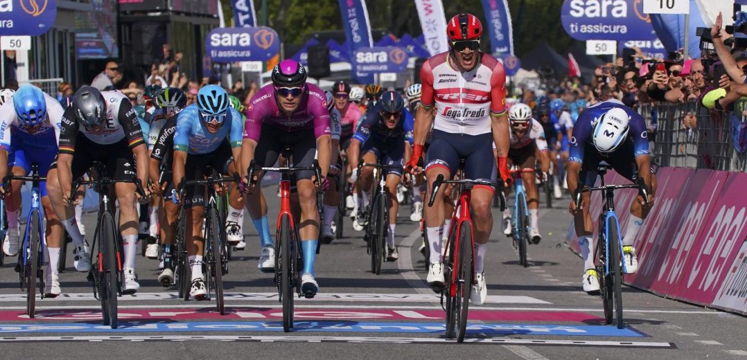 Giro d'italia a Napoli, che emozioni: spettacolare arrivo in volata
