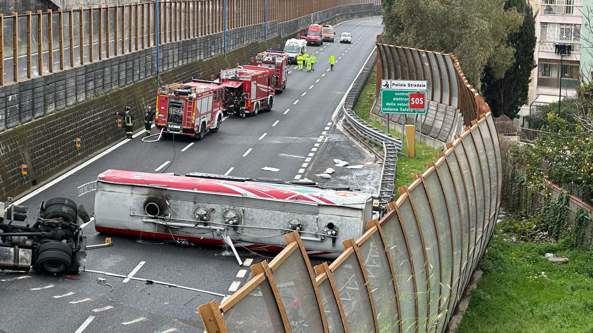 Napoli, tir si ribalta in tangenziale: chiusa la strada